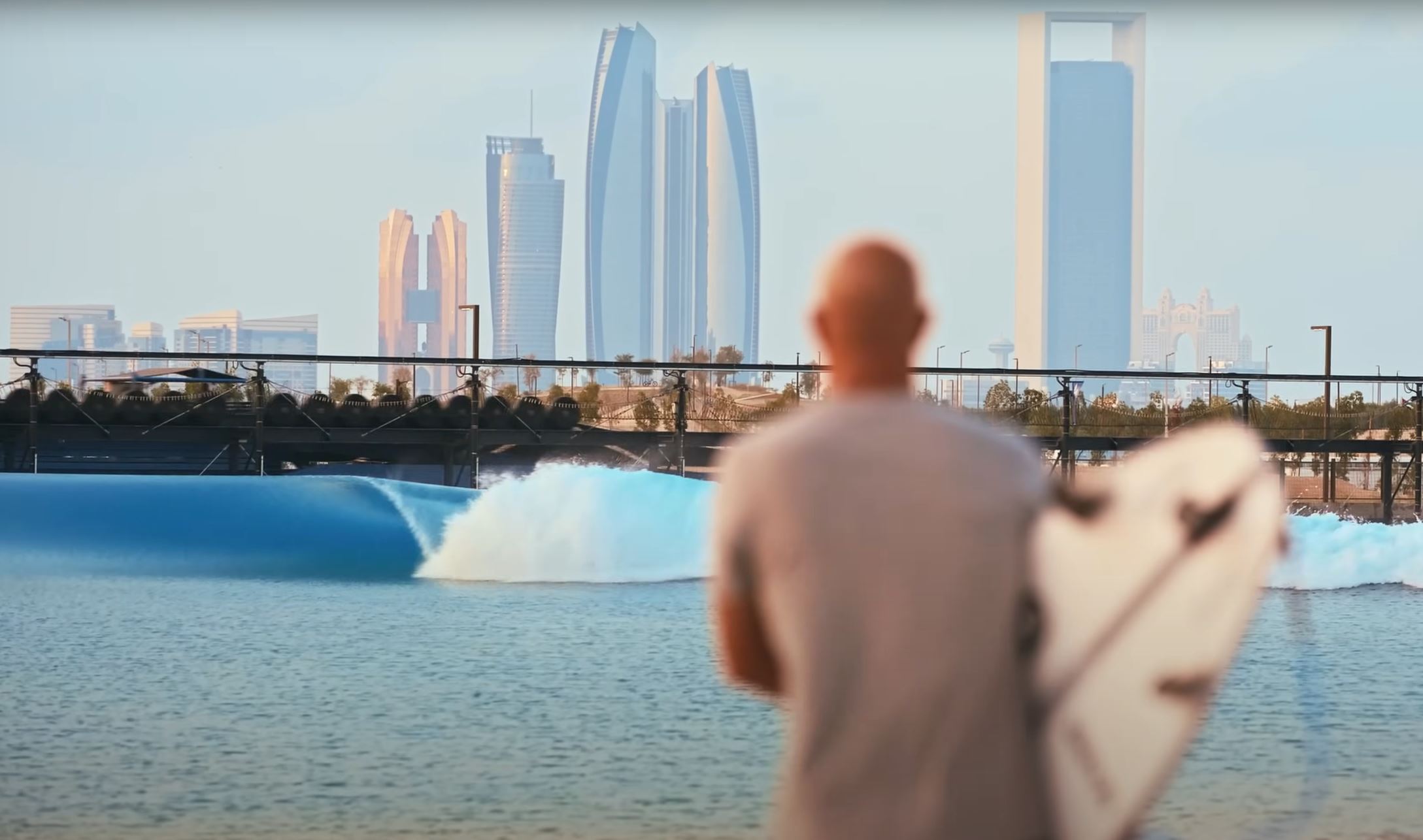 Abu Dhabi: Kelly Slater testa l'onda artificiale più grande del Mondo ...